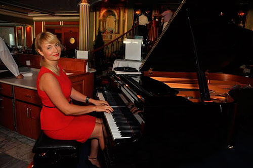Female Pianist And Singer 8618/ International Talent Agency "Rising Stars".